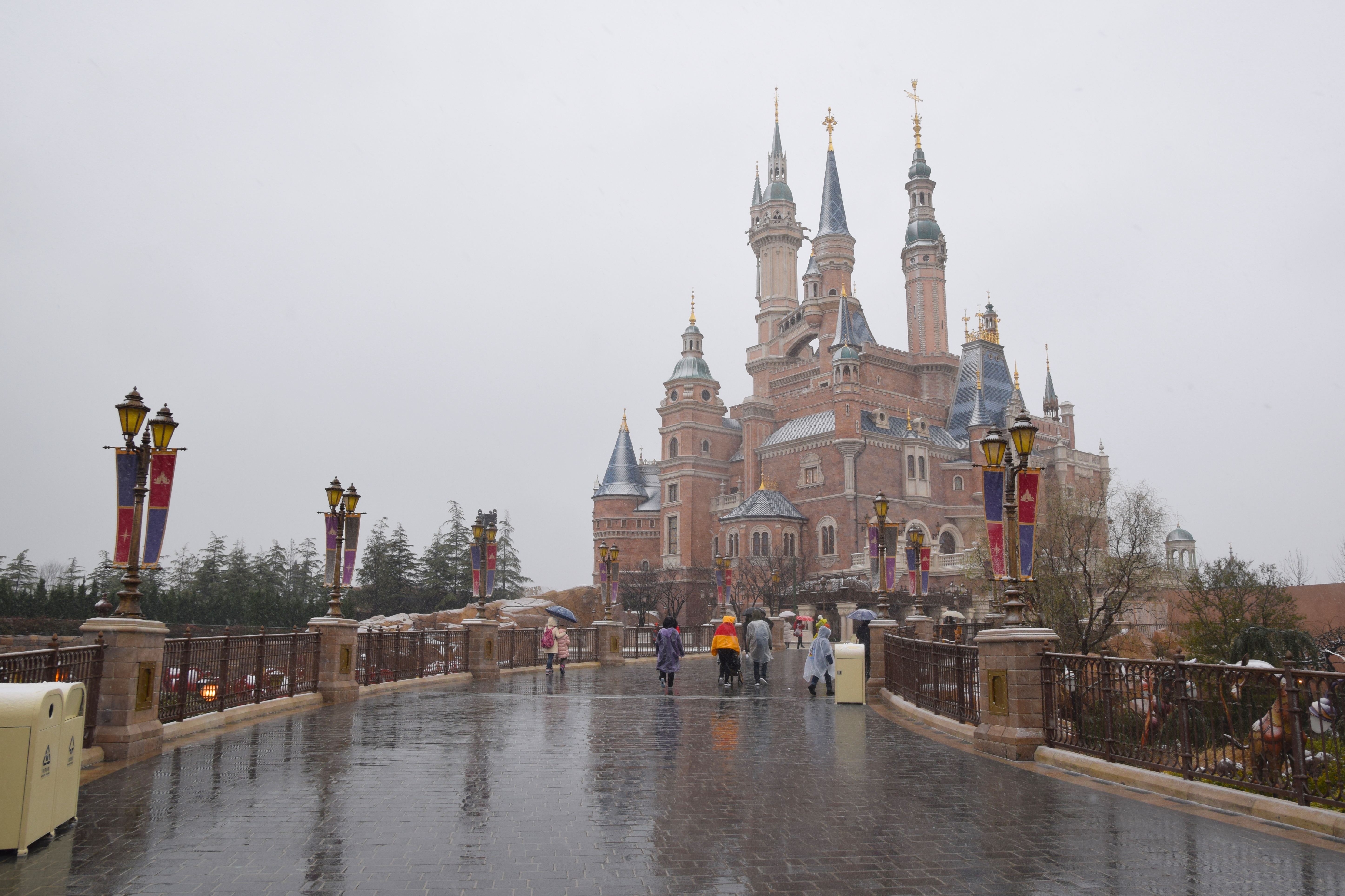 Shanghai Disneyland in the Snow - Coaster Kings