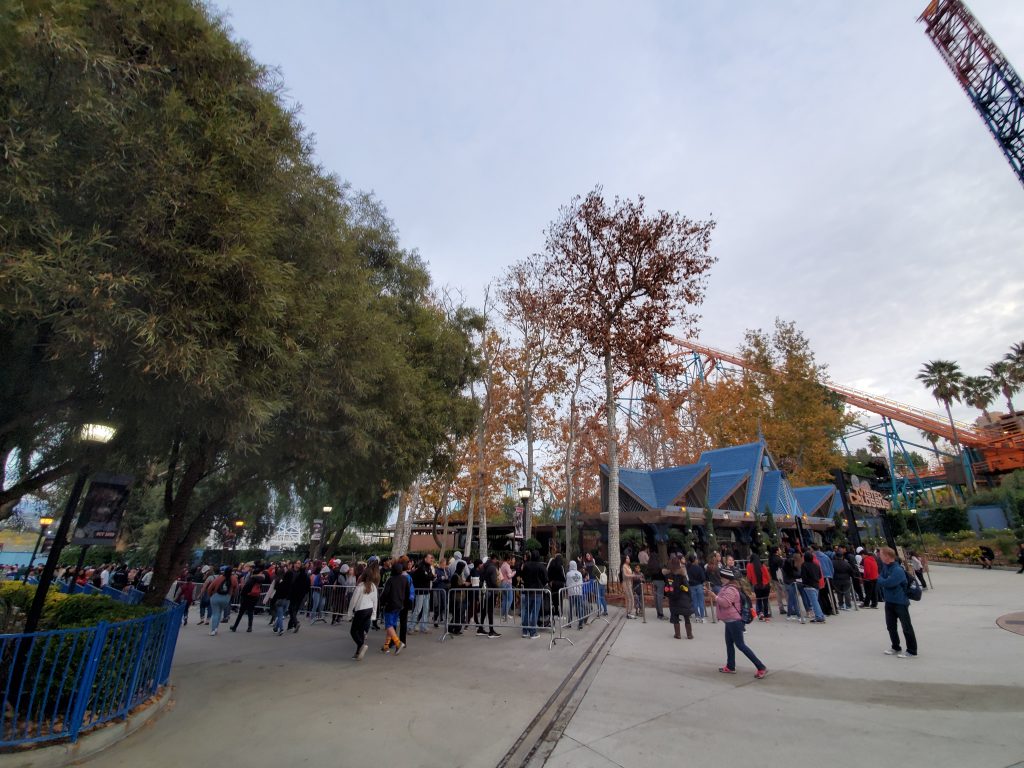 Crazy Holiday Crowds at Six Flags Magic Mountain - Coaster Kings