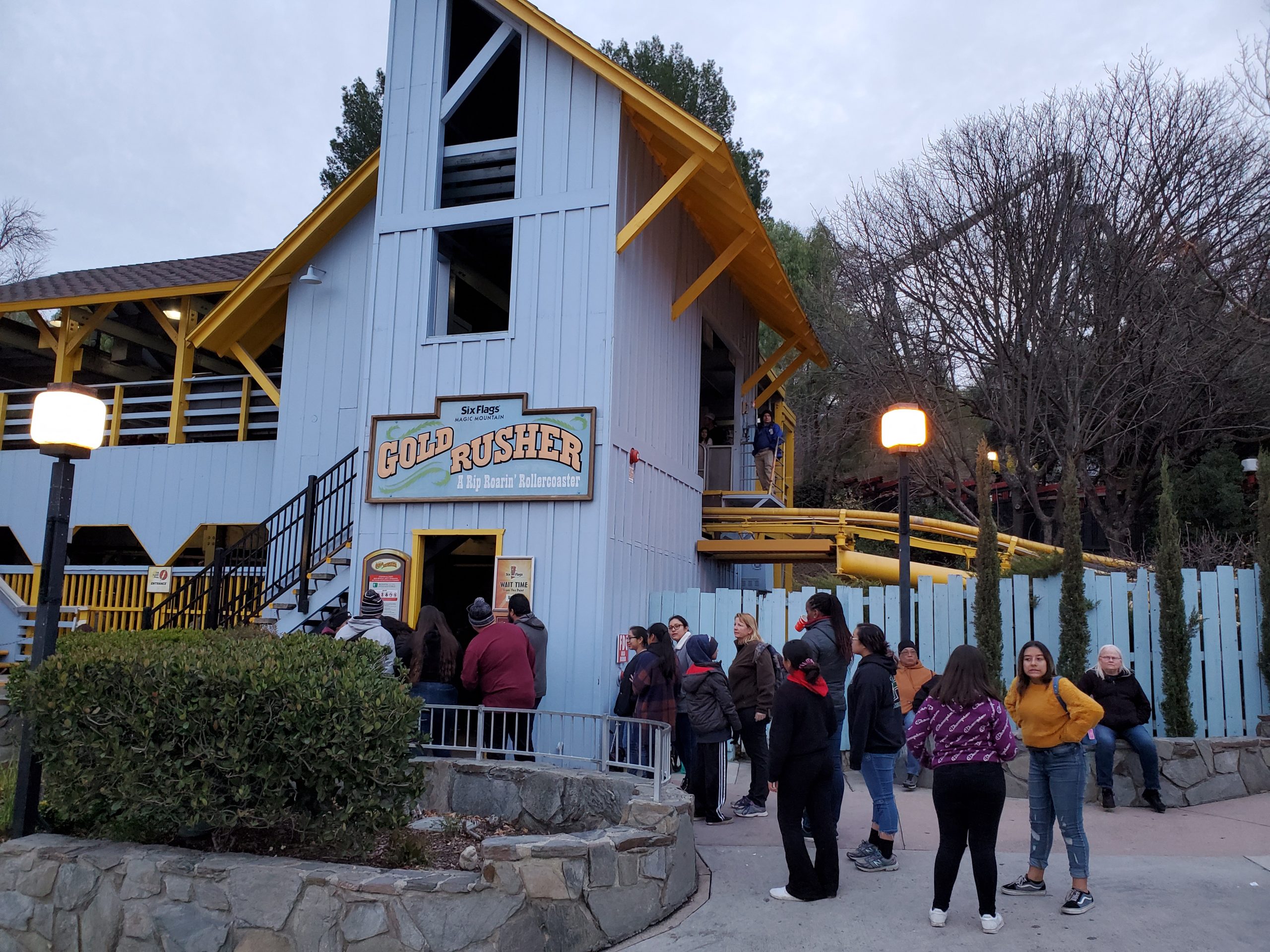 Crazy Holiday Crowds at Six Flags Magic Mountain - Coaster Kings