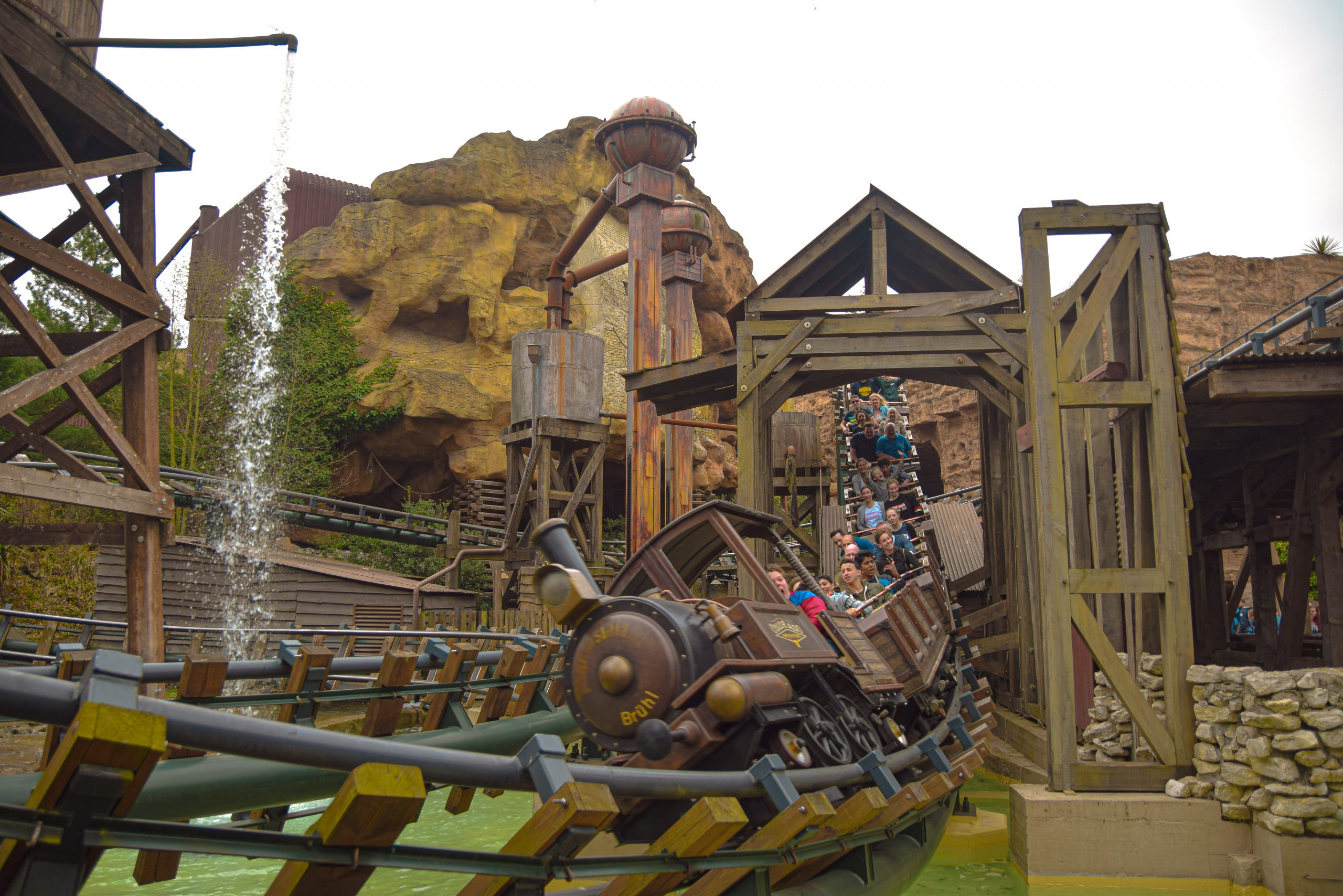 The Ten Best Parks for Night Rides - Coaster Kings